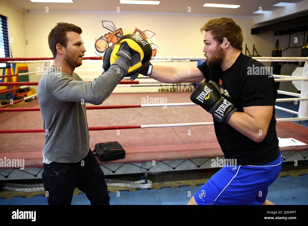 Australian boxer Jeff Horn (left) trains with commonwealth games silver ...