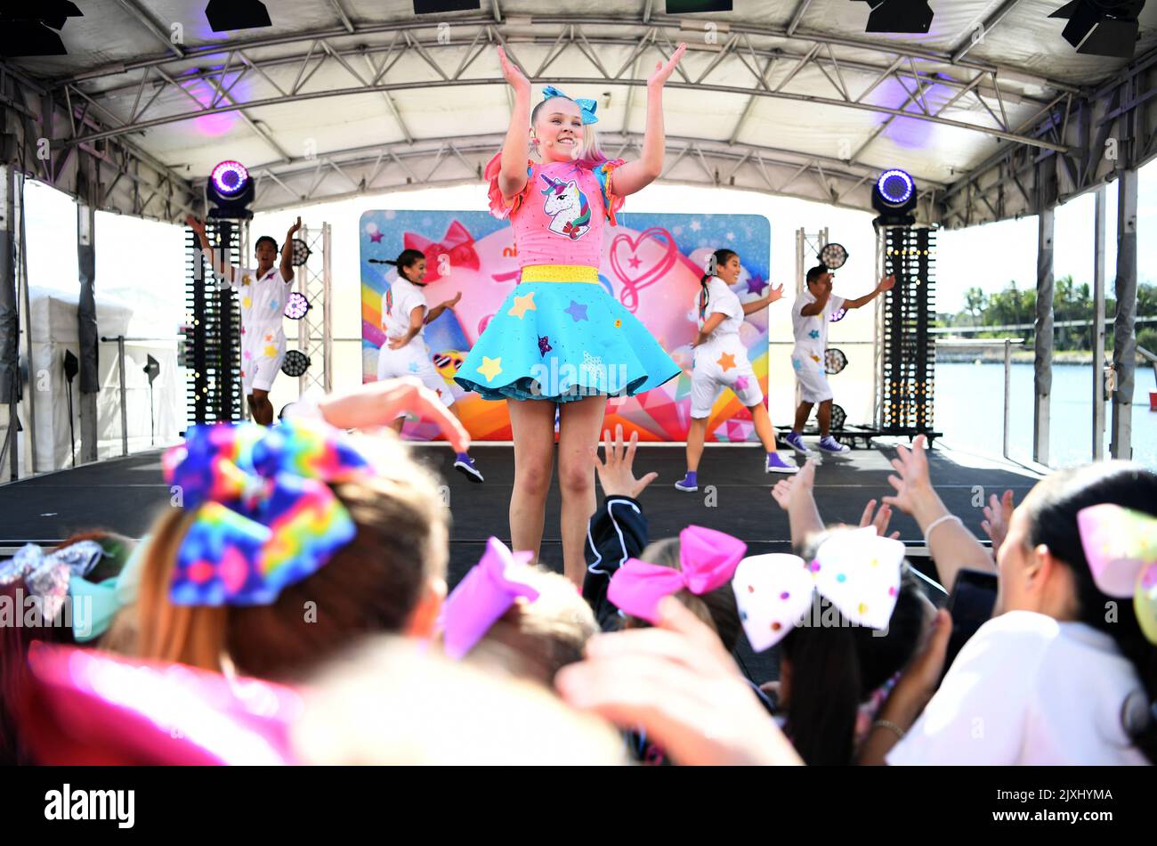 American Nickelodeon and social media star JoJo Siwa performs to young ...