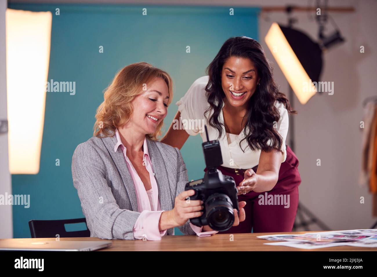 Female photographer client hi-res stock photography and images - Alamy