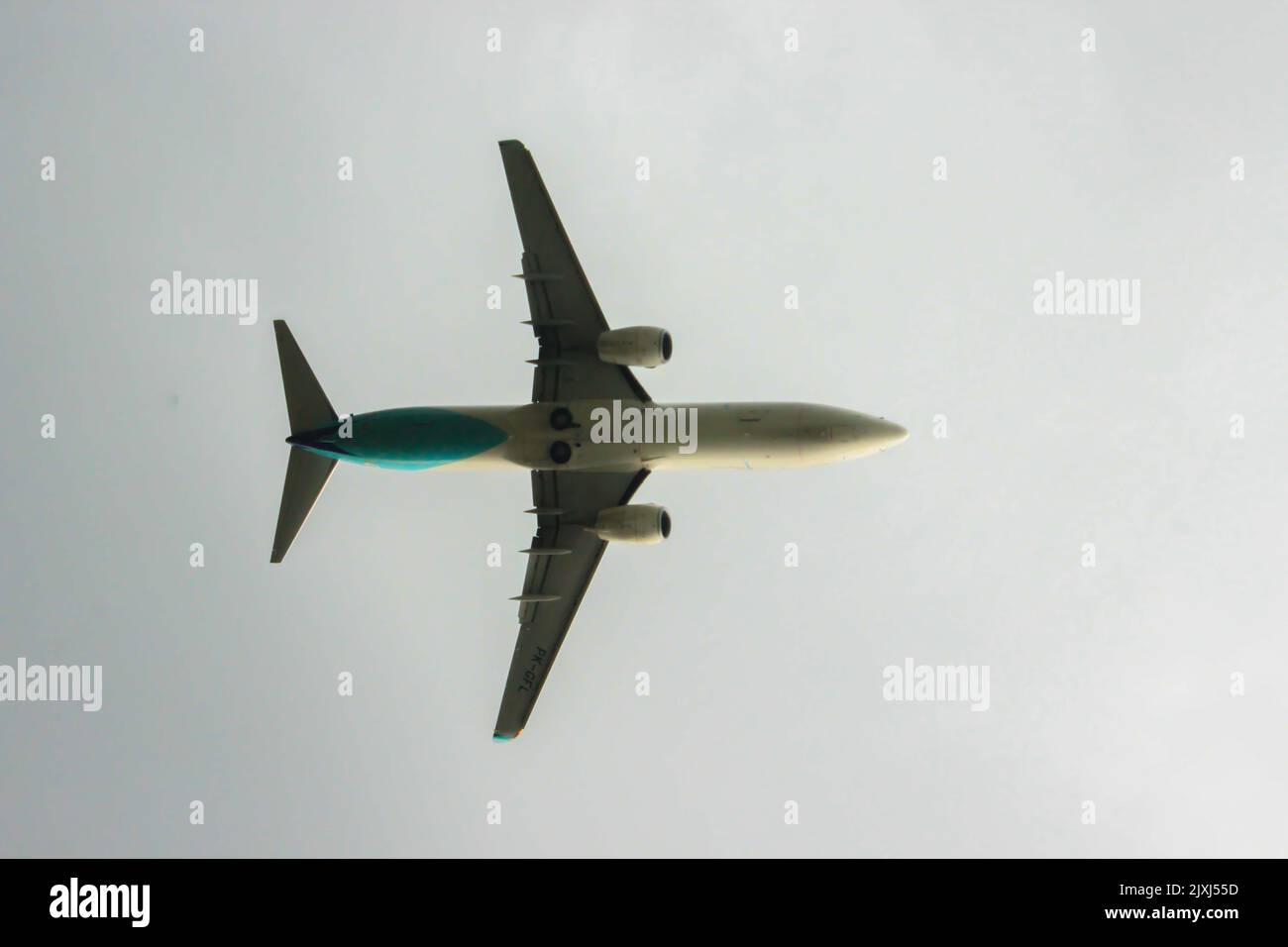Photo Low angle view of a commercial plane about to landing. Passenger ...