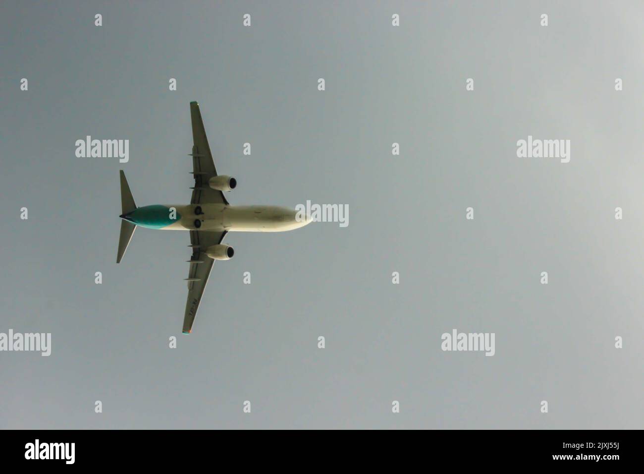 Photo Low angle view of a commercial plane about to landing. Passenger ...
