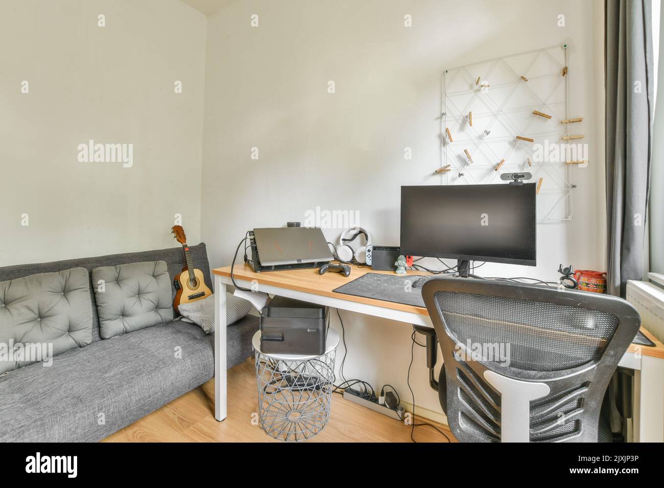 Flat screen computer monitors hi-res stock photography and images - Alamy
