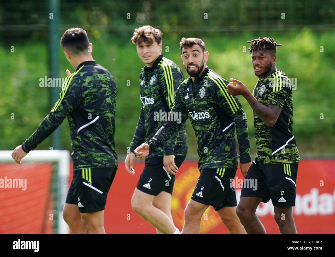 Manchester United's Bruno Fernandes (centre) during the training ...