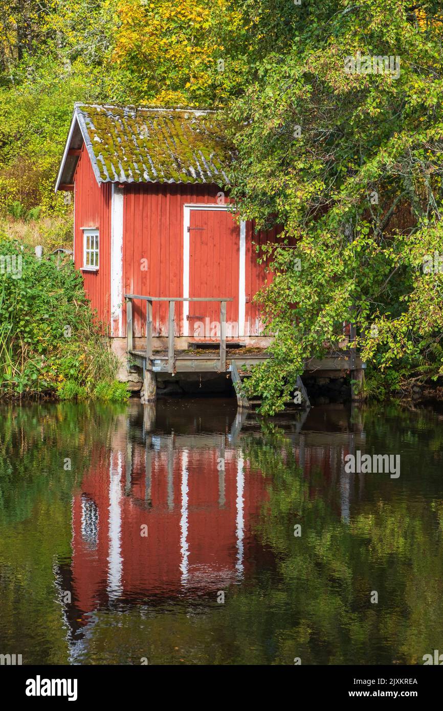 Bath place by a lake with lush trees Stock Photo - Alamy