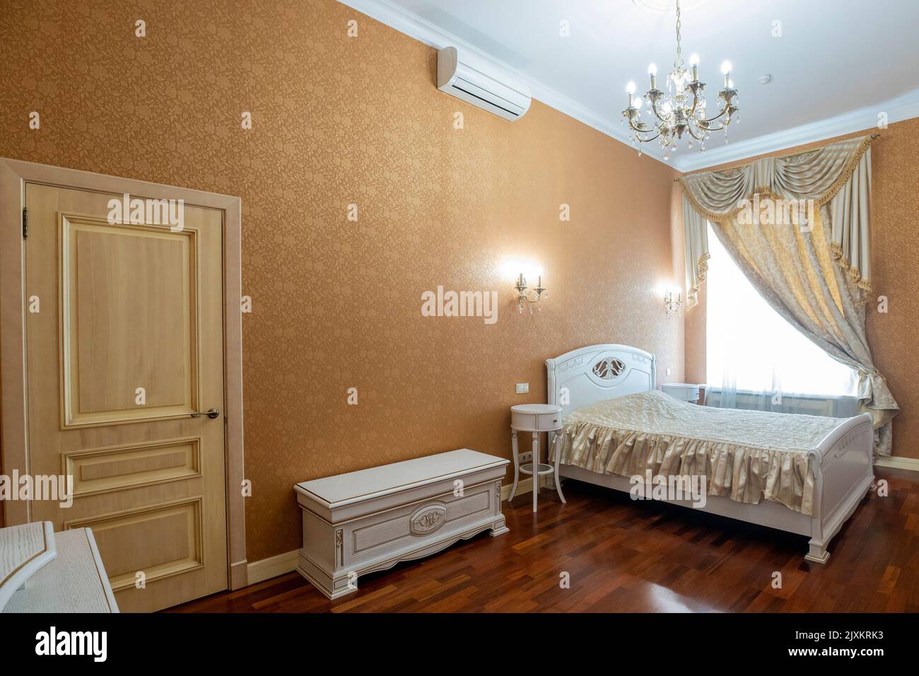 Bedroom with a large white bed and high ceilings Stock Photo - Alamy