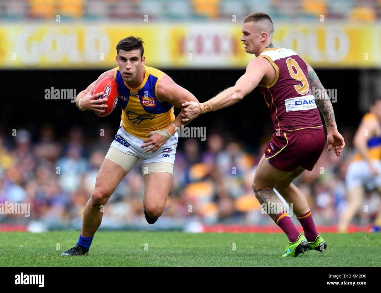 Elliot Yeo (left) of the Eagles gets past Dayne Beams (right) of the ...
