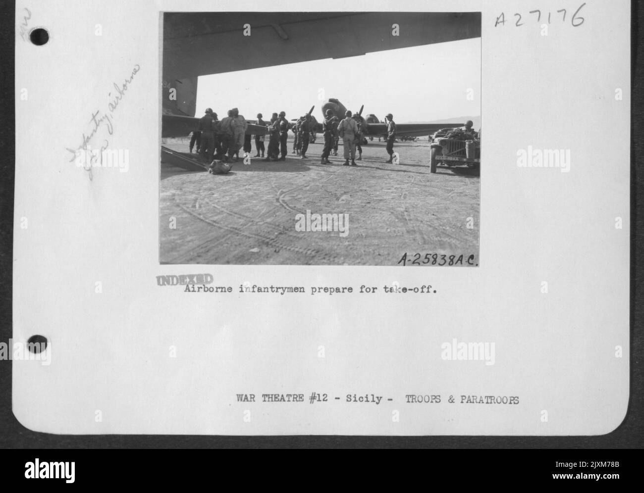 Airborne infantrymen prepare for take-off Stock Photo - Alamy