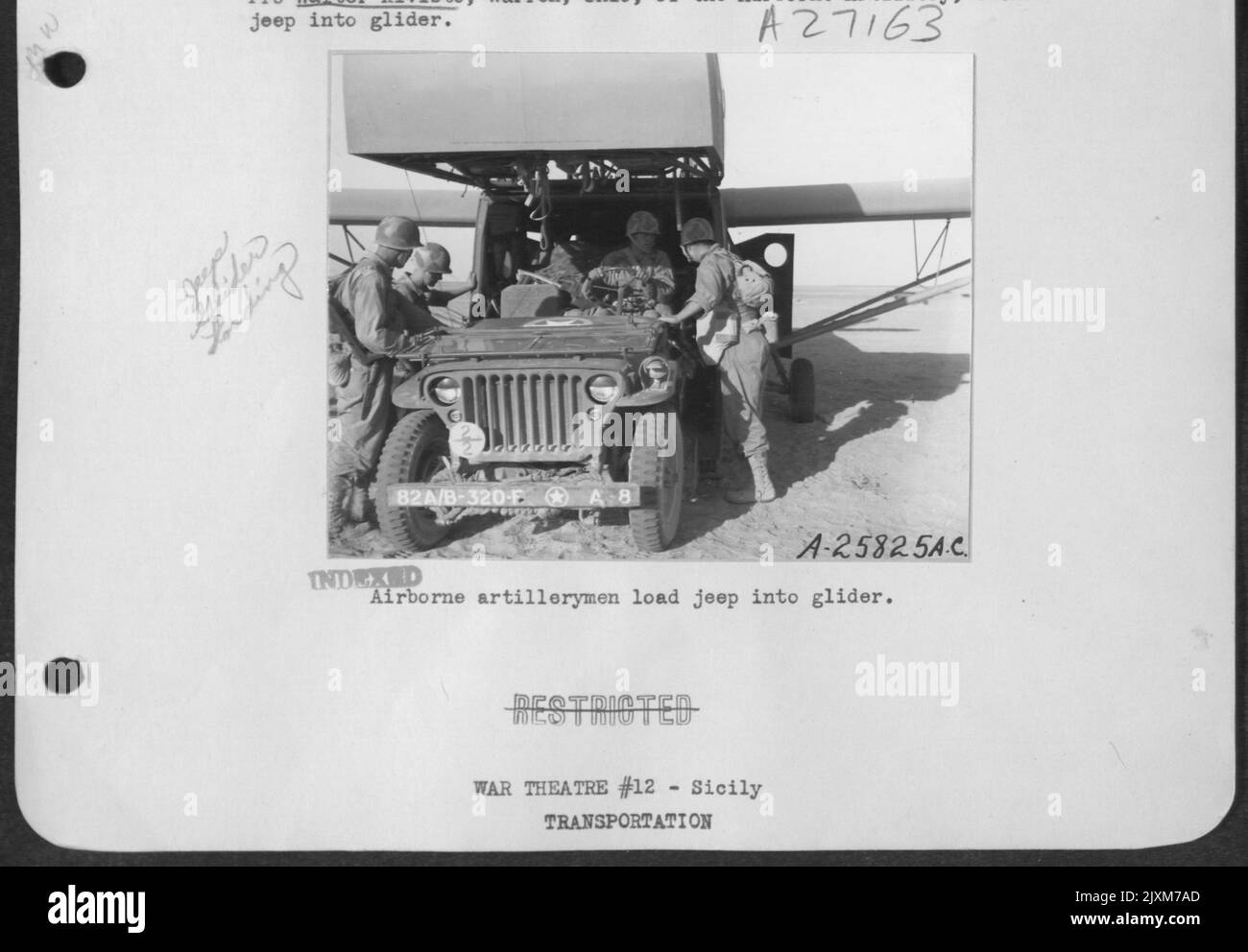 Airborne artillerymen load jeep into glider Stock Photo - Alamy