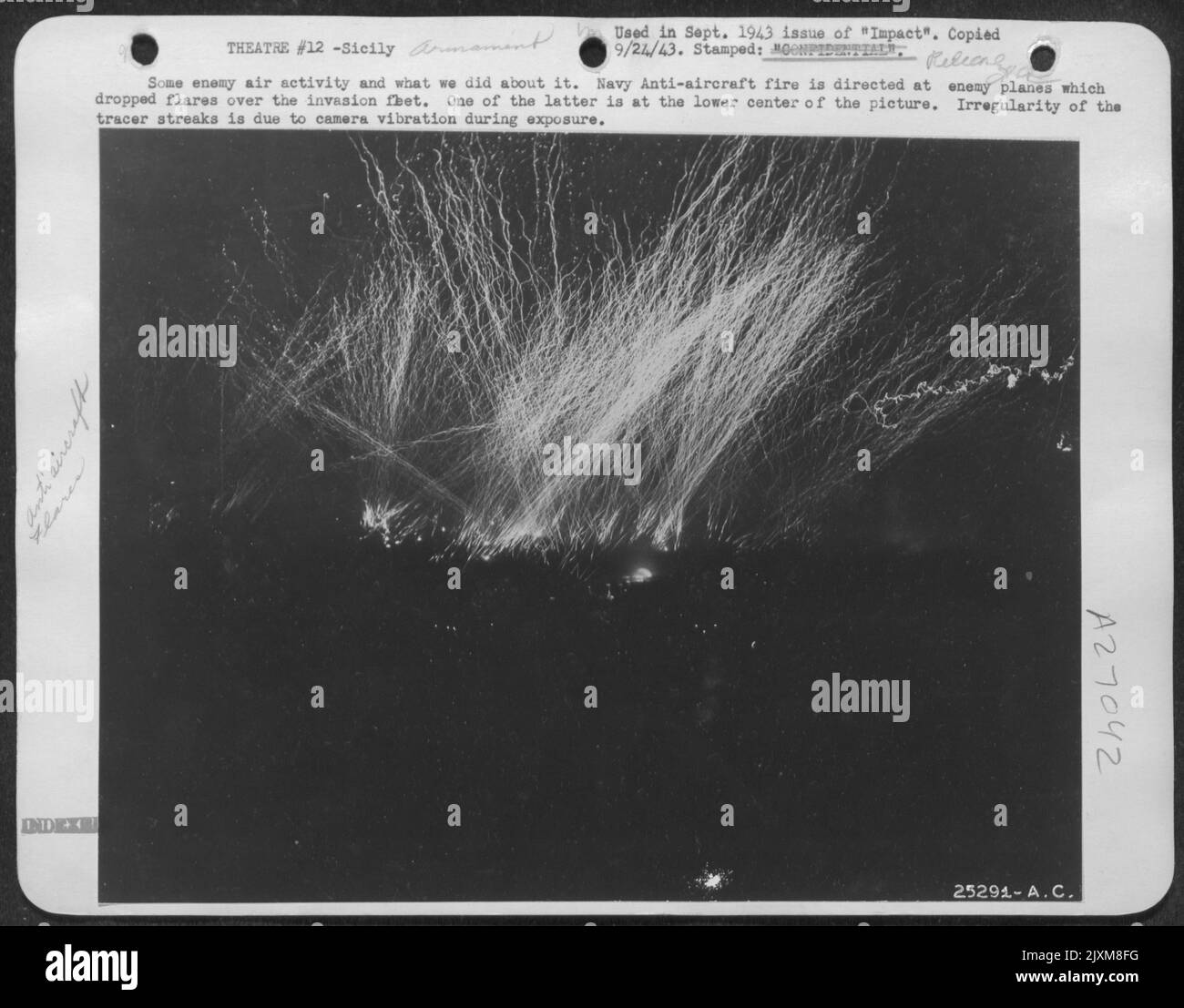 Aircraft air force flares Black and White Stock Photos & Images - Alamy