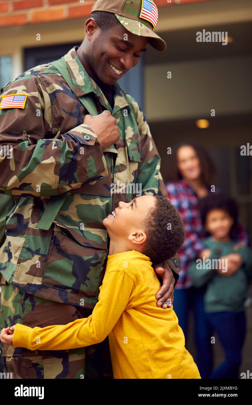 Parent and children hugging outside hi-res stock photography and images - Alamy
