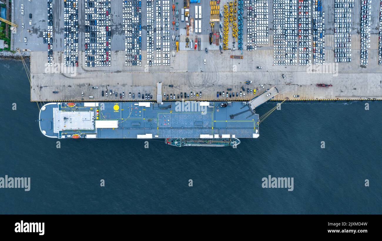 Many new cars running cargo ship, Ro-Ro Ship for import export shipping ...