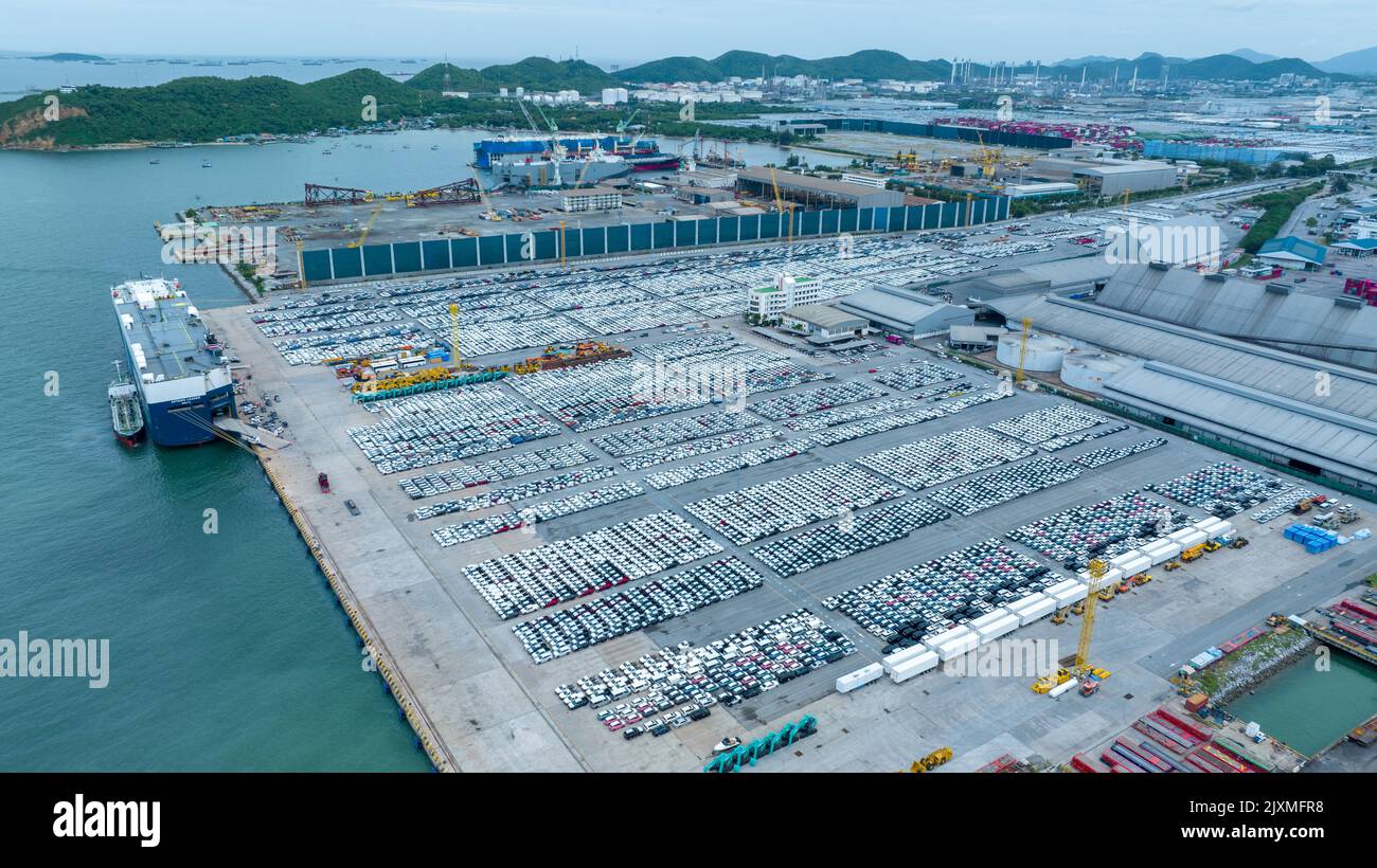 Many new cars running cargo ship, Ro-Ro Ship for import export shipping ...