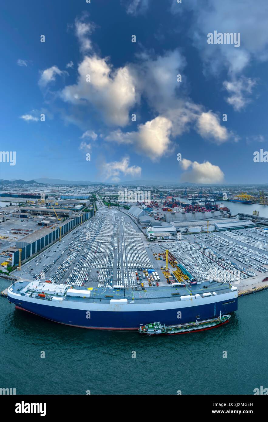 Many new cars running cargo ship, Ro-Ro Ship for import export shipping ...