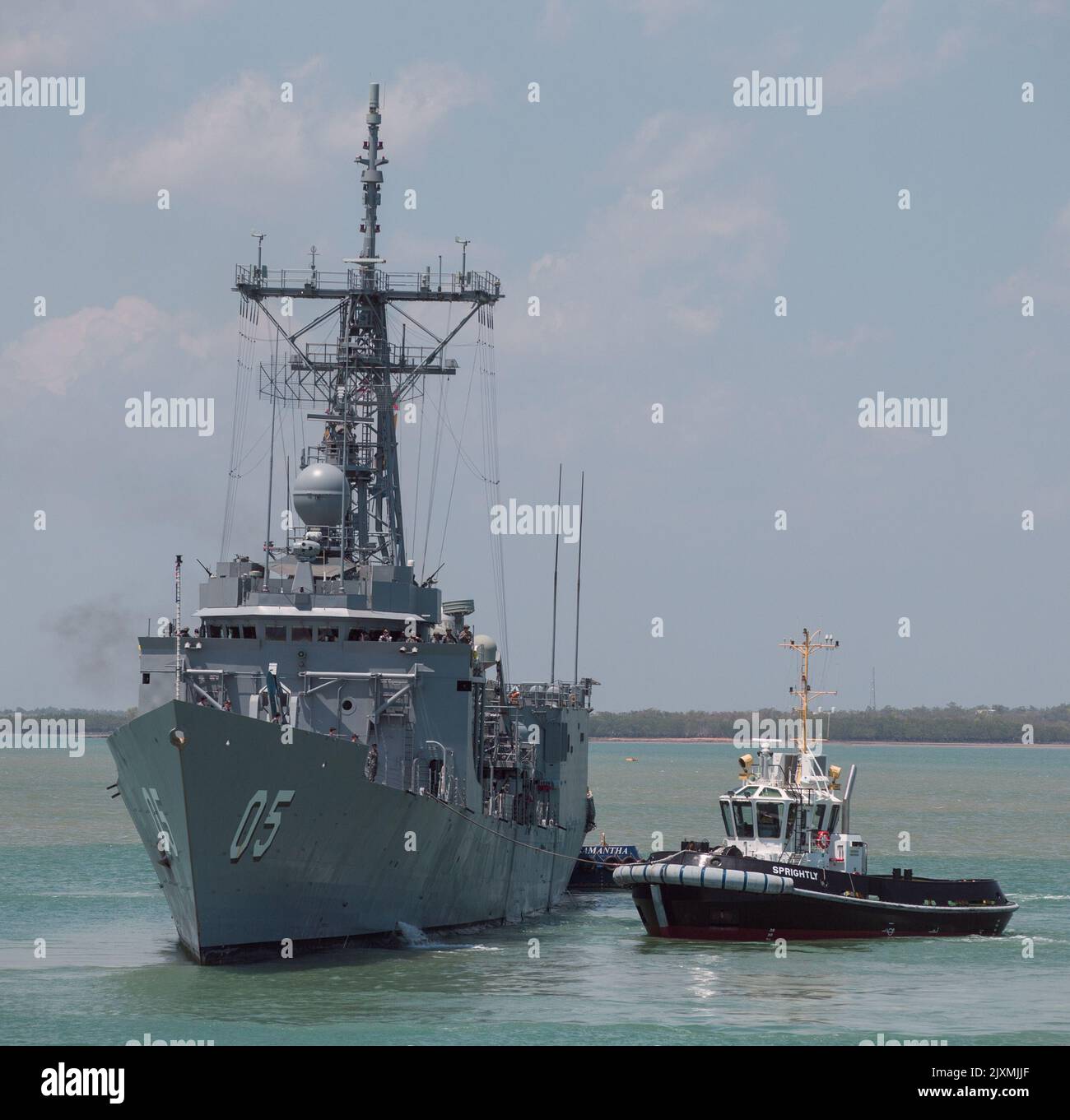 Guided Missile Frigate HMAS Melbourne leads the fleet back to harbour ...