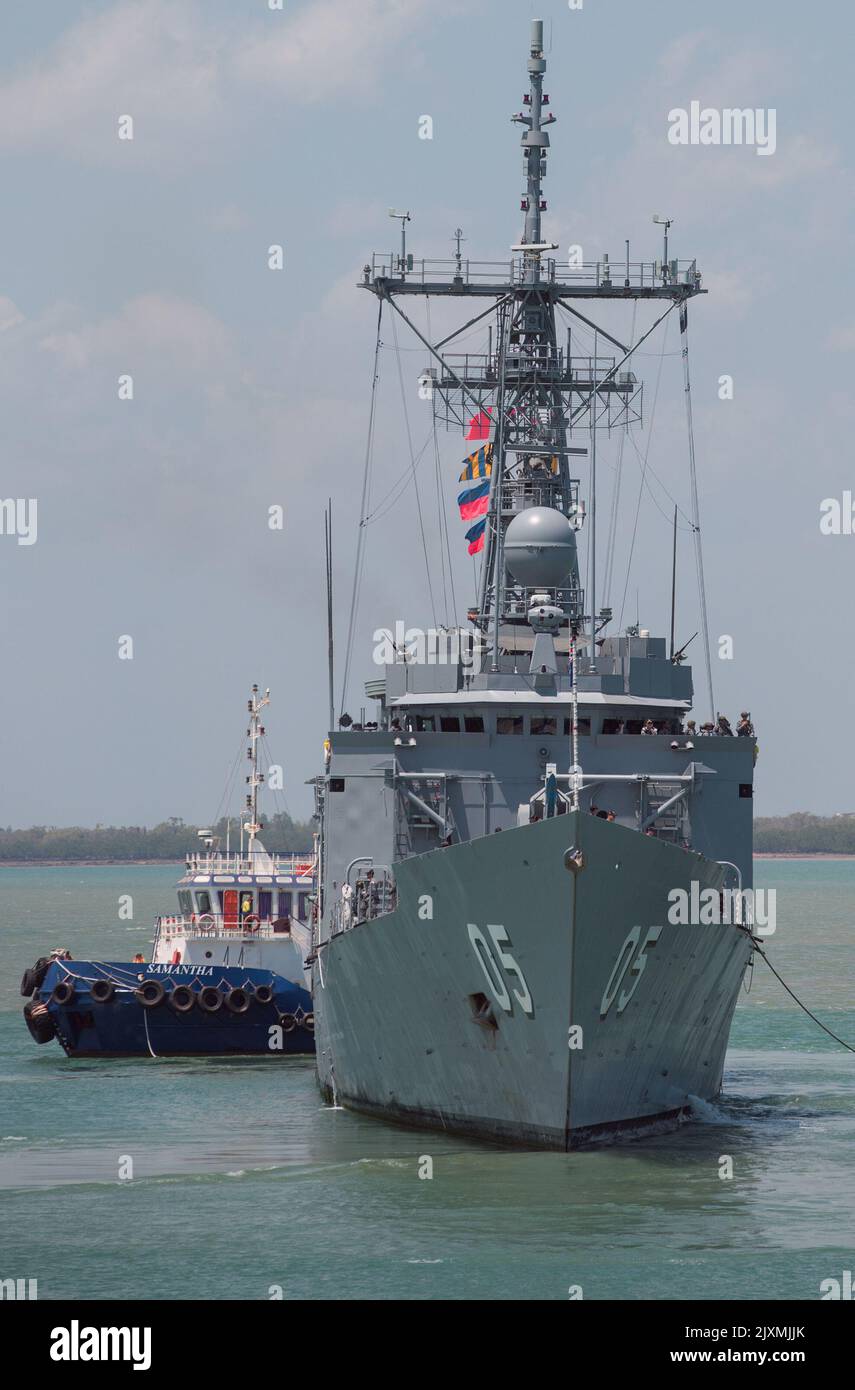 Guided Missile Frigate HMAS Melbourne leads the fleet back to harbour ...
