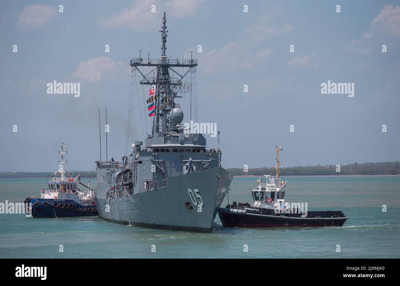 Guided Missile Frigate HMAS Melbourne leads the fleet back to harbour ...