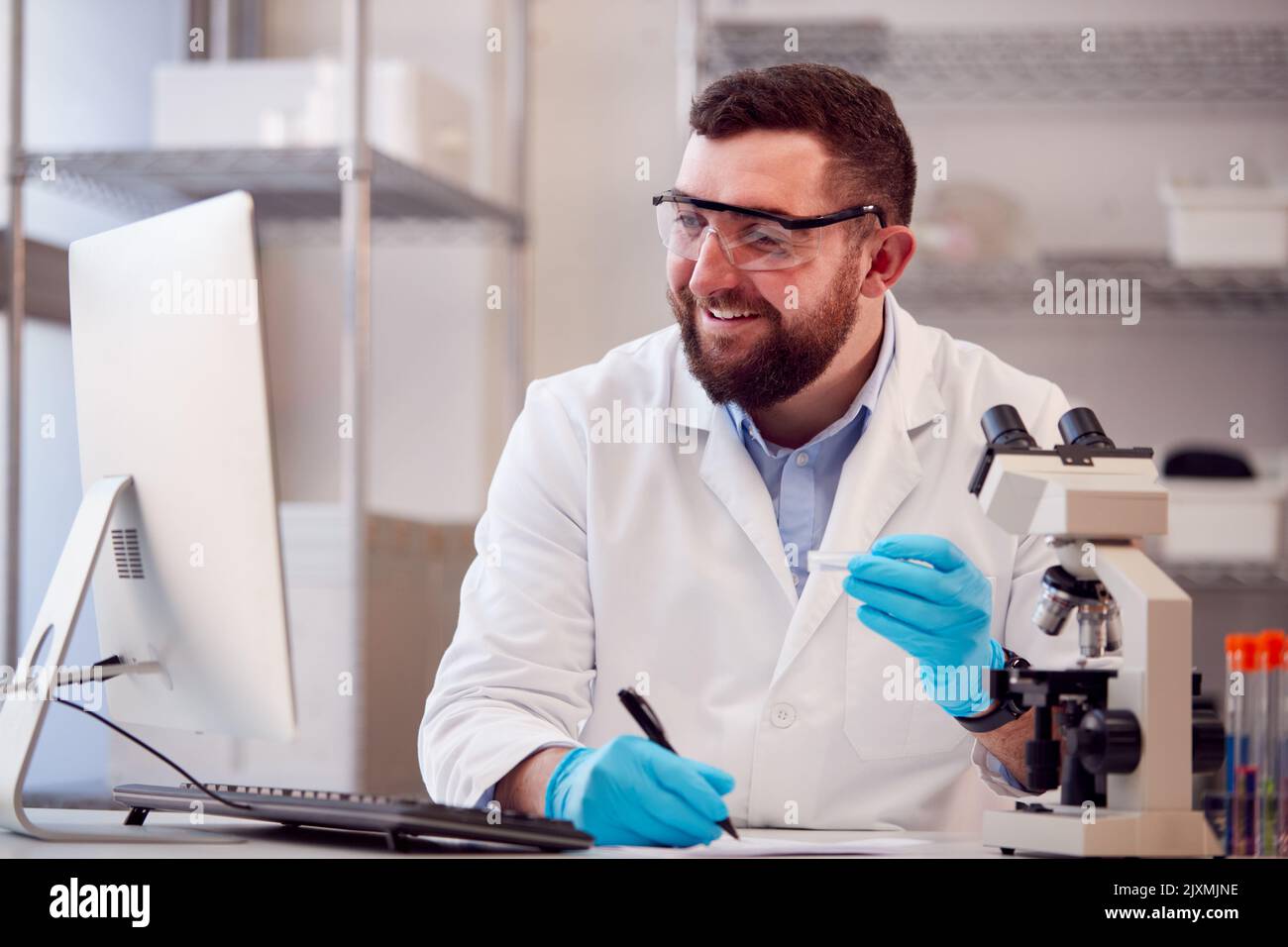 Lab coat computer hi-res stock photography and images - Alamy