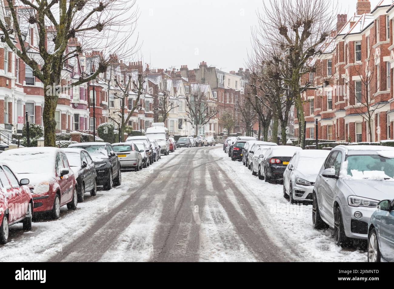 London street covered in snow hi-res stock photography and images - Alamy