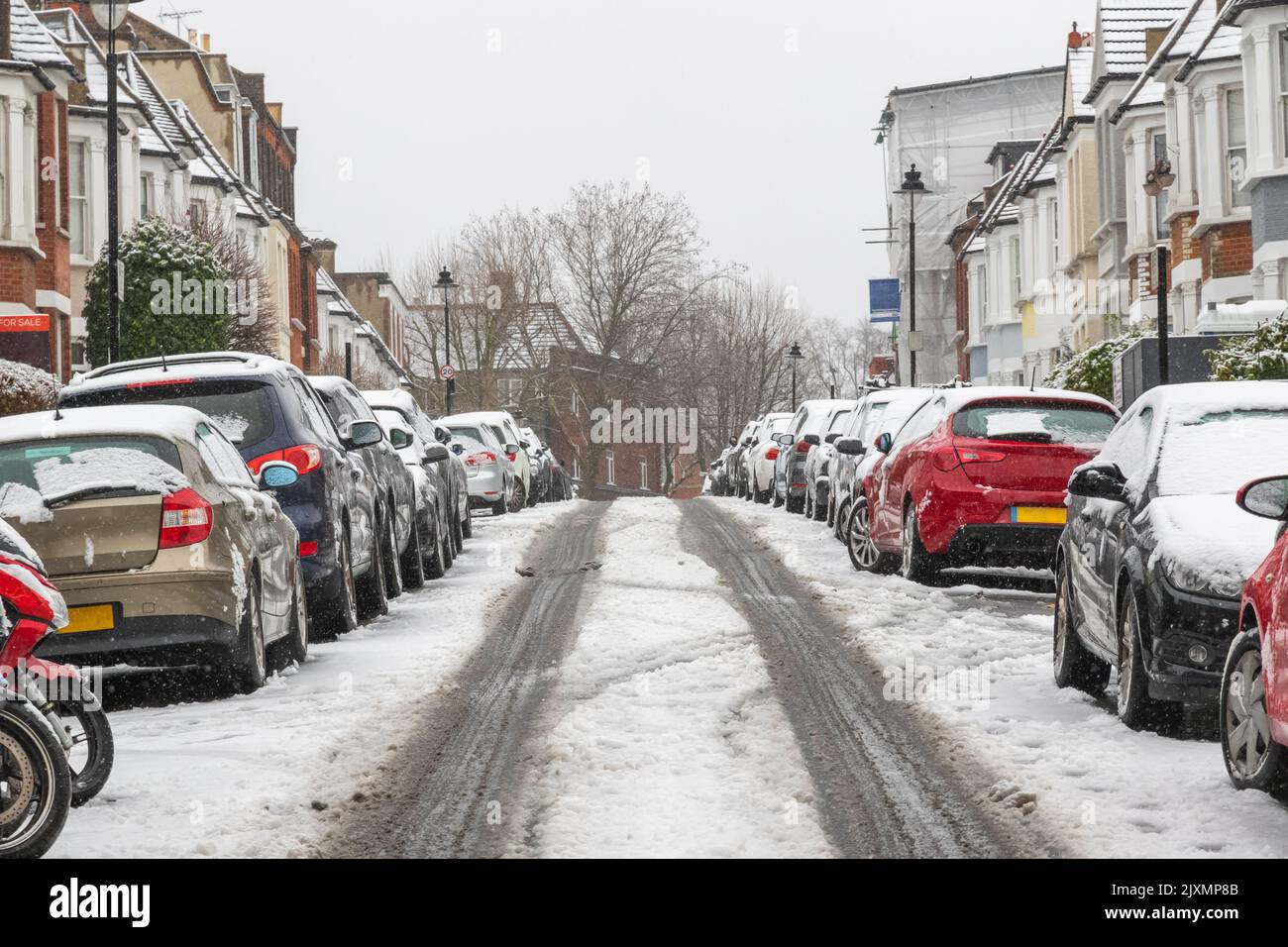 English townhouse in snow hi-res stock photography and images - Alamy