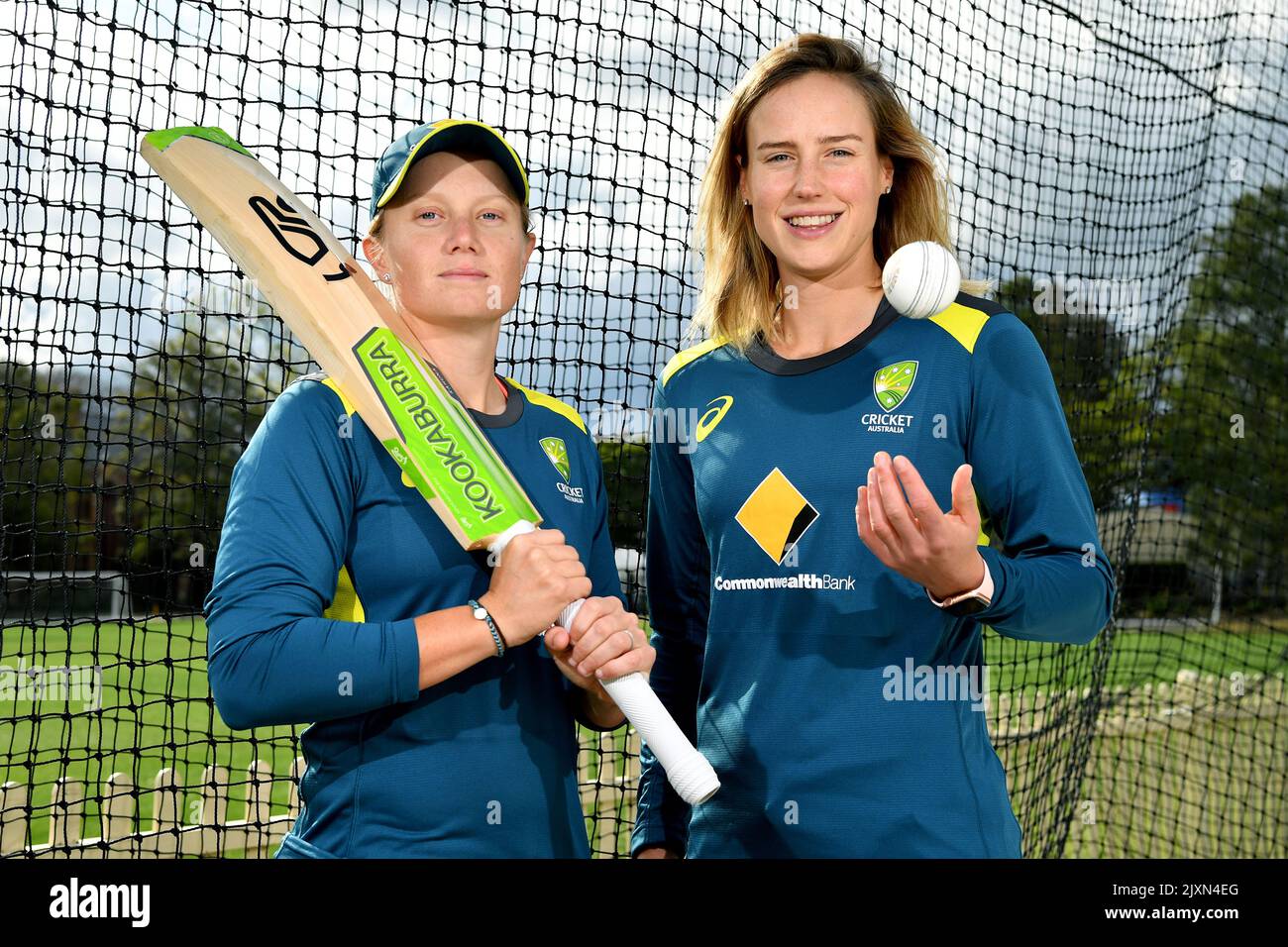 Cricketers Alyssa Healy (left) and pose Ellyse Perry for a photo in ...