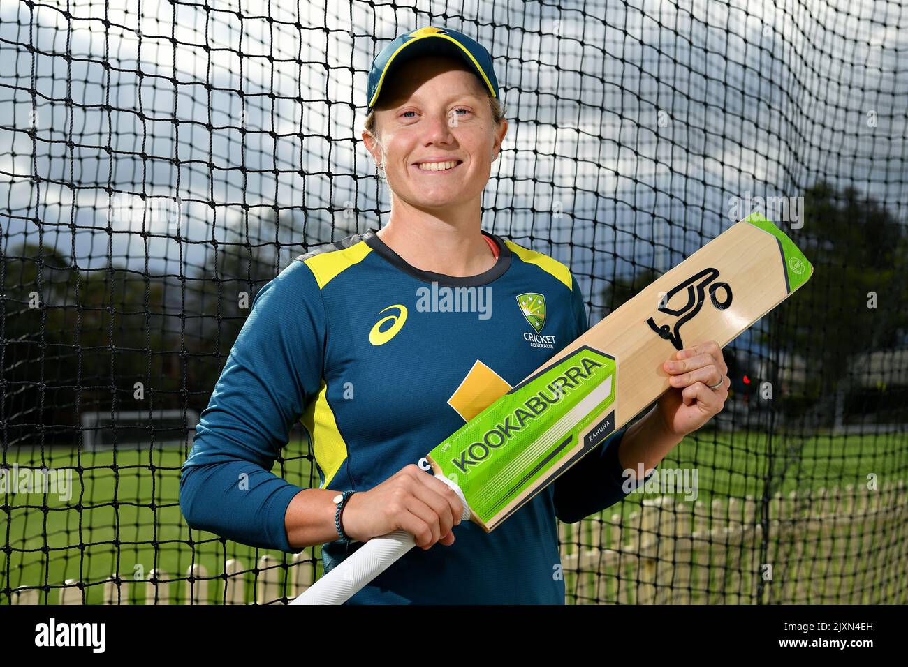 Cricketers Alyssa Healy (left) and pose Ellyse Perry for a photo in ...