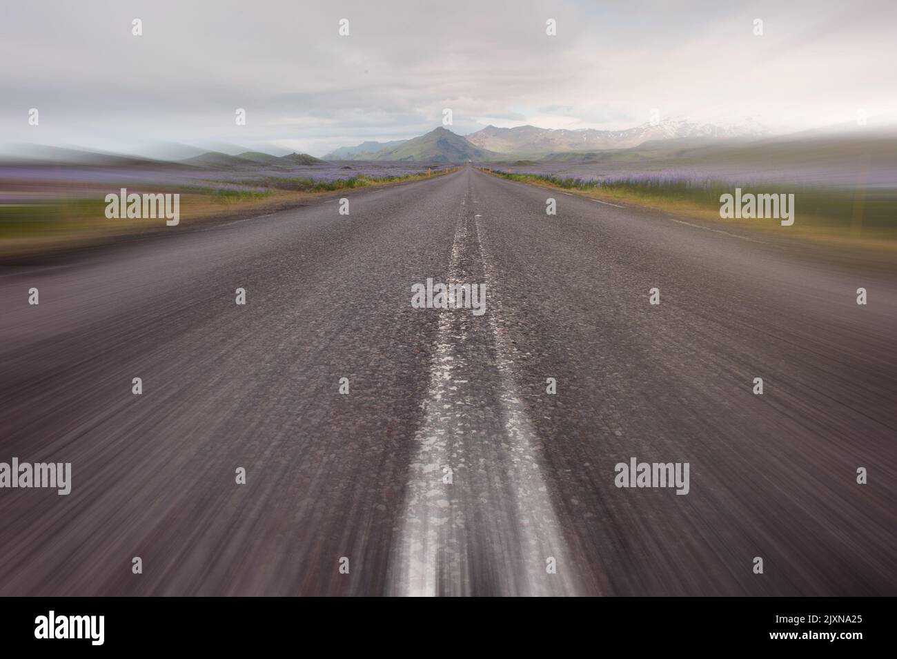 road with lines on asphalt road pointing to the horizon Stock Photo - Alamy