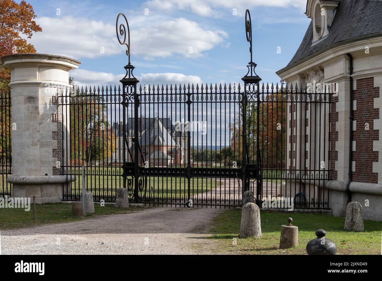 Wrought iron railings and gates hi-res stock photography and images - Alamy