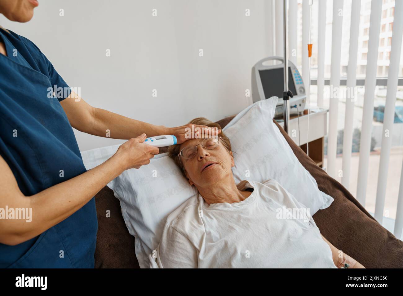 Close up of doctor measures patient's temperature with non-contact ...