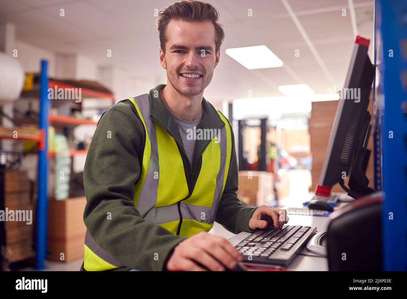 Computer terminal in distribution warehouse hi-res stock photography ...