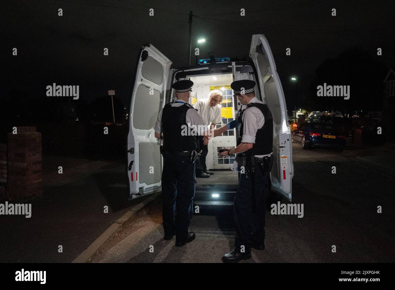 Man being put into police car hi-res stock photography and images - Alamy