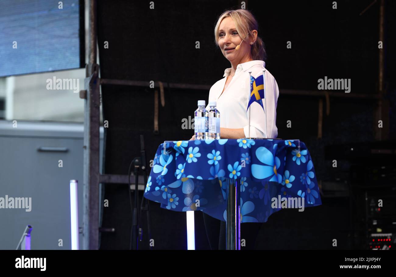 Female press release hi-res stock photography and images - Alamy