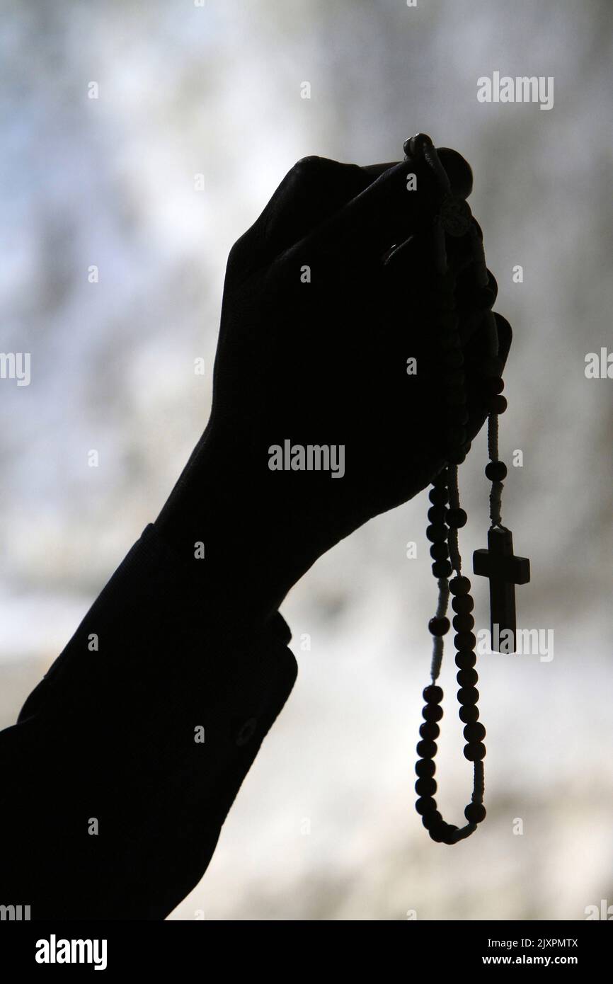 Tenir un chapelet hi-res stock photography and images - Alamy
