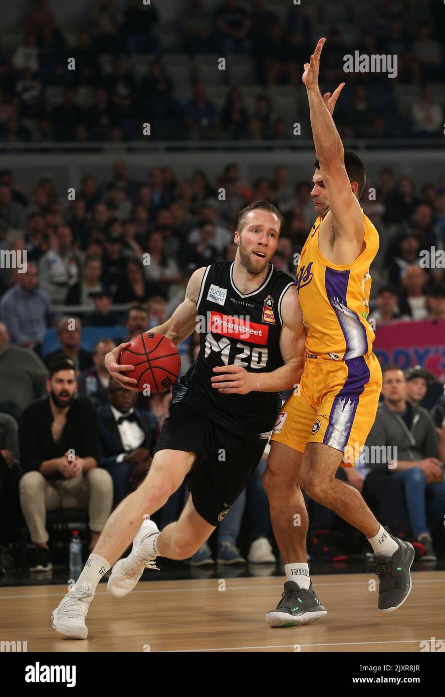 David Barlow of Melbourne (left) under pressure from Kevin Lisch of ...