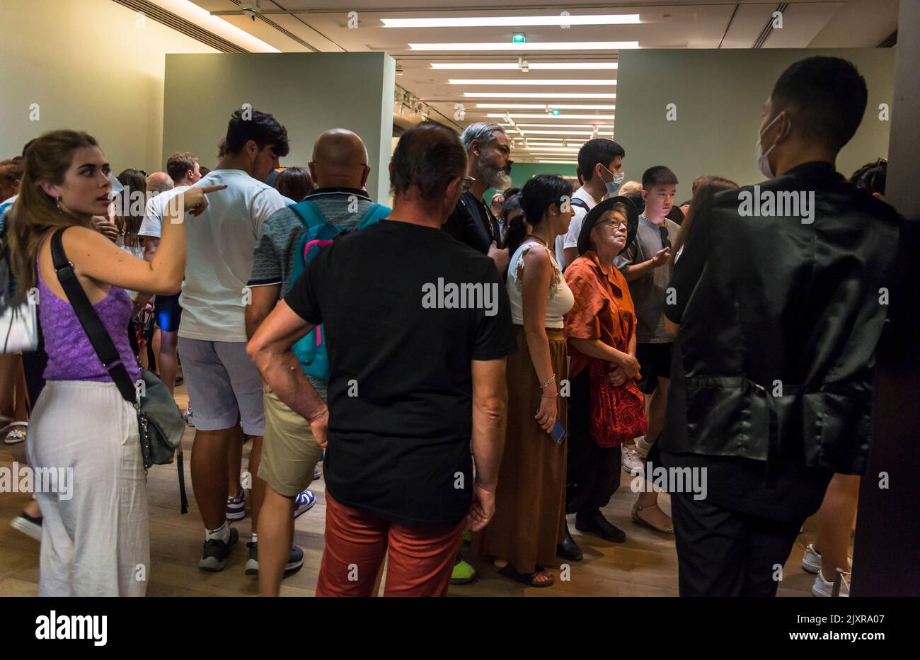 Total madness - people piling up in front of Vincent van Gogh: Starry ...