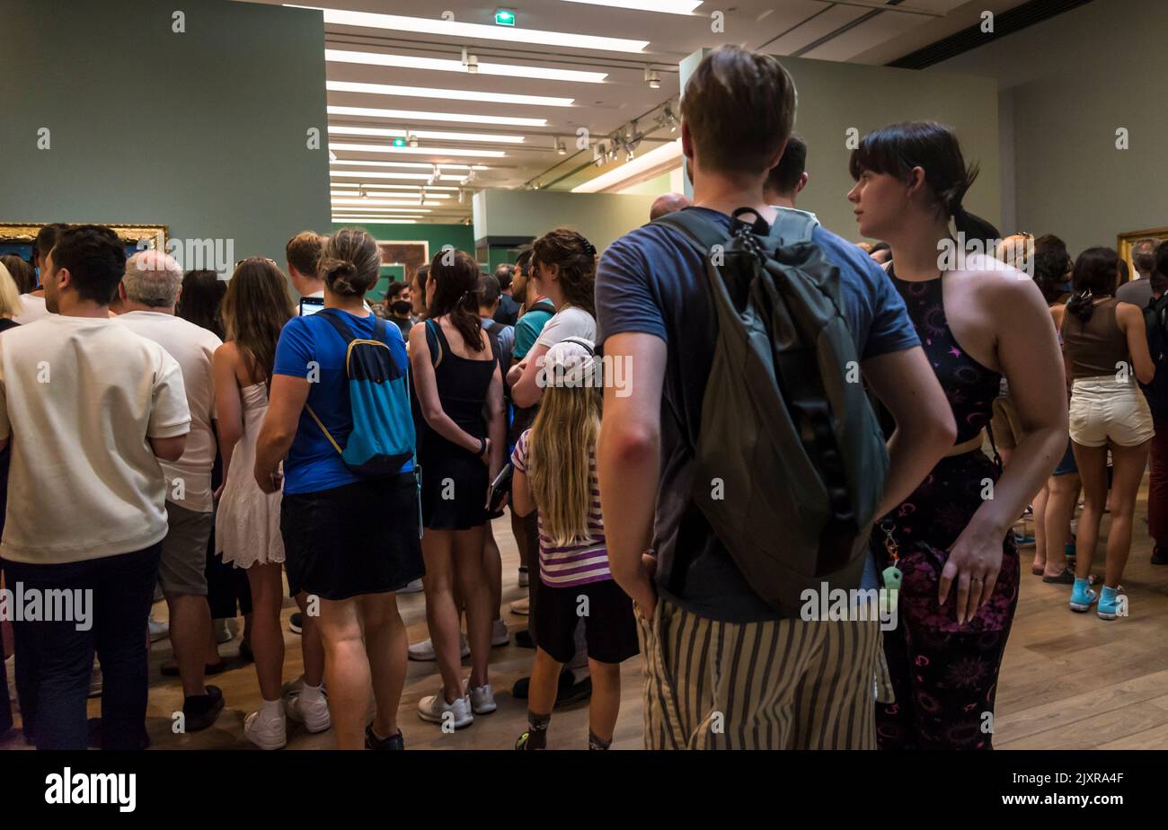 Total madness - people piling up in front of Vincent van Gogh: Starry ...