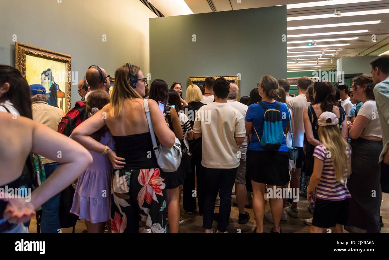 Total madness - people piling up in front of Vincent van Gogh: Starry ...