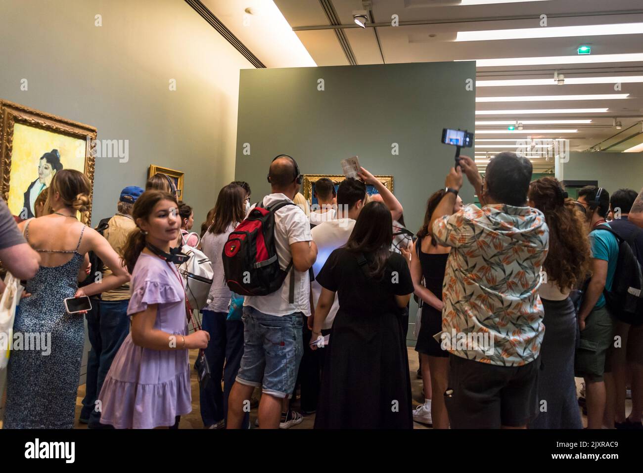Total madness - people piling up in front of Vincent van Gogh: Starry ...