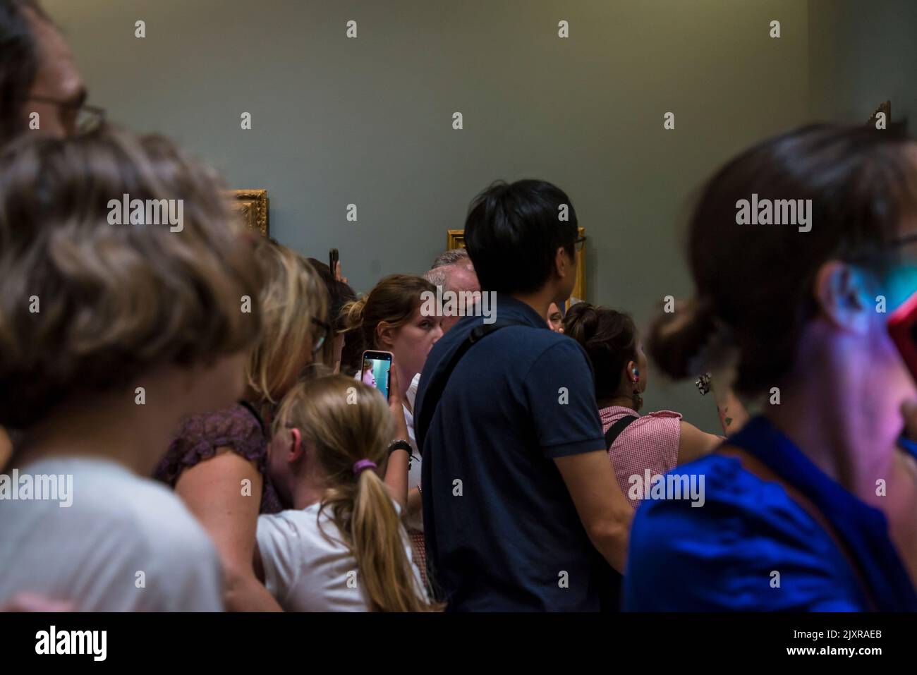 Total madness - people piling up in front of Vincent van Gogh: Starry ...