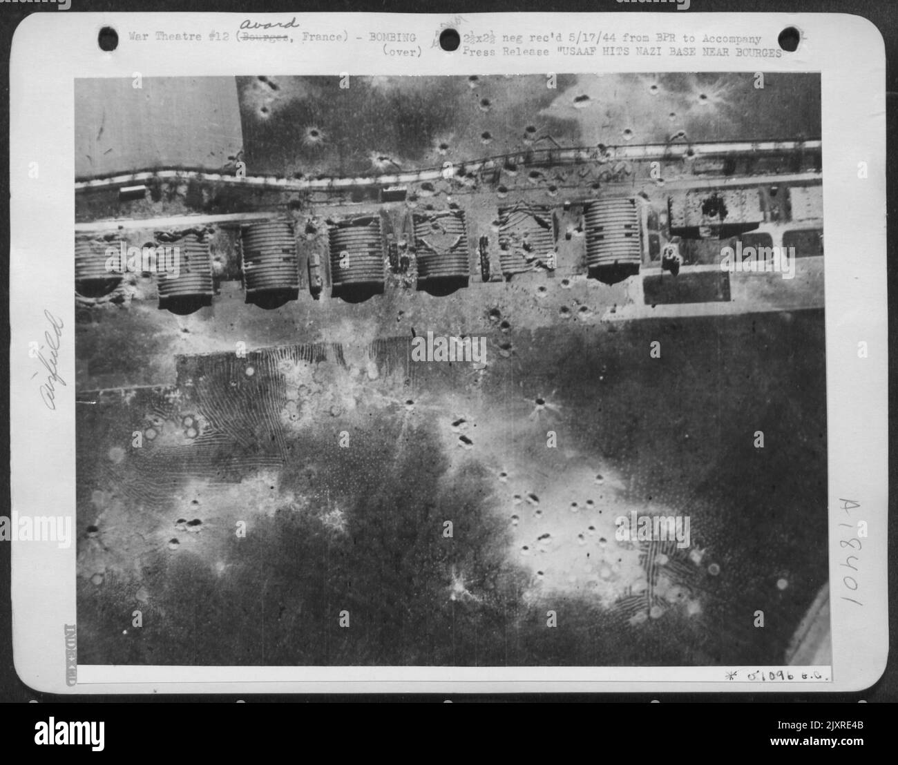 Four large hangars and a workshop, all neatly aligned at the Avord ...