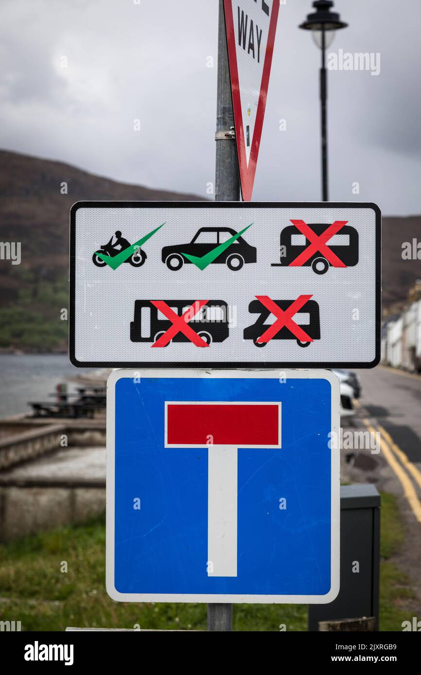 No through road and vehicle restriction sign prohibiting caravans ...