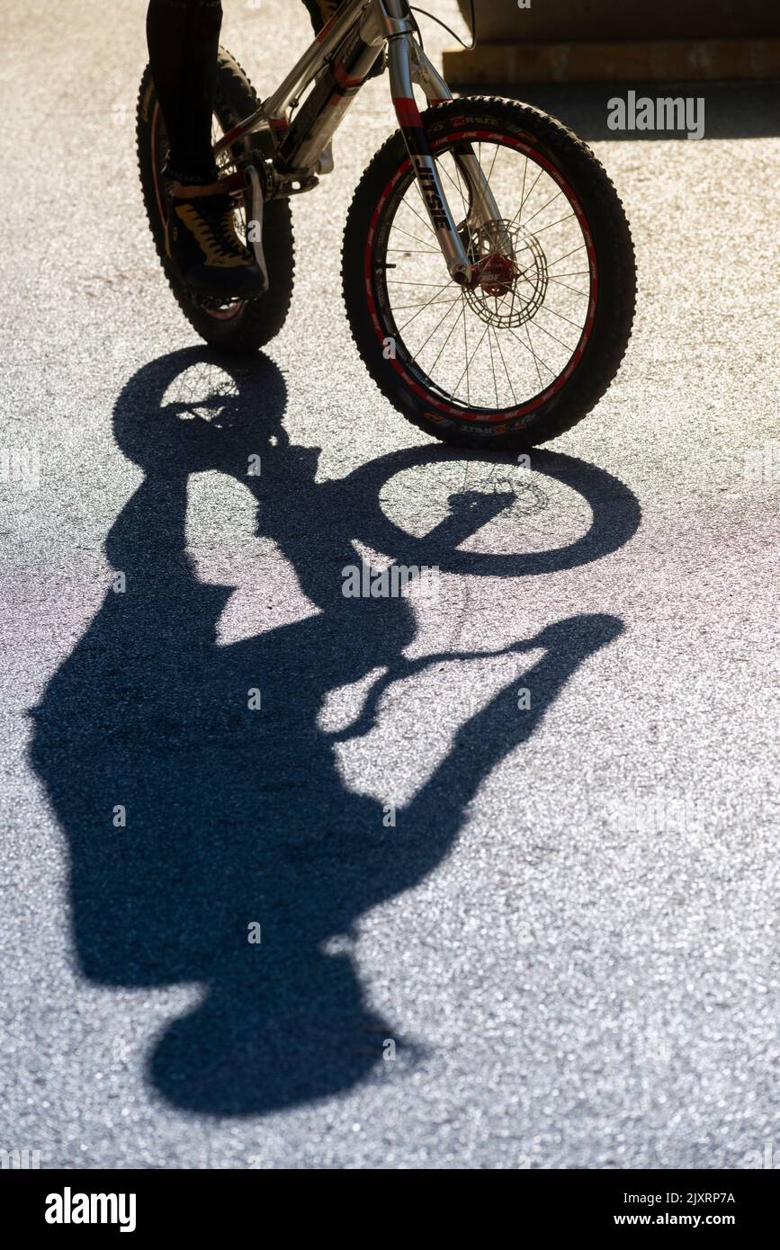 Shadow movement hi-res stock photography and images - Alamy