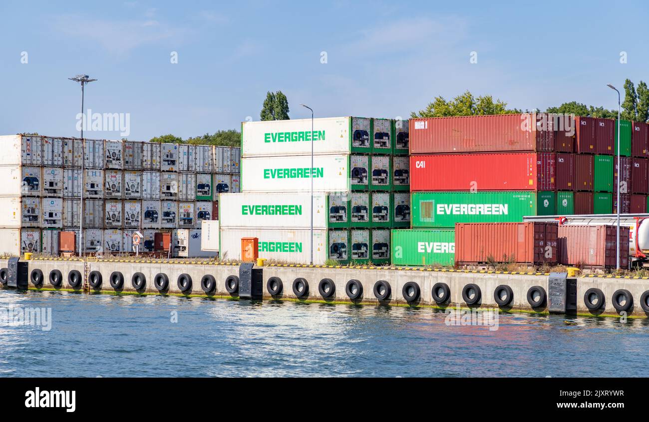 Colorful shipping containers hi-res stock photography and images - Alamy