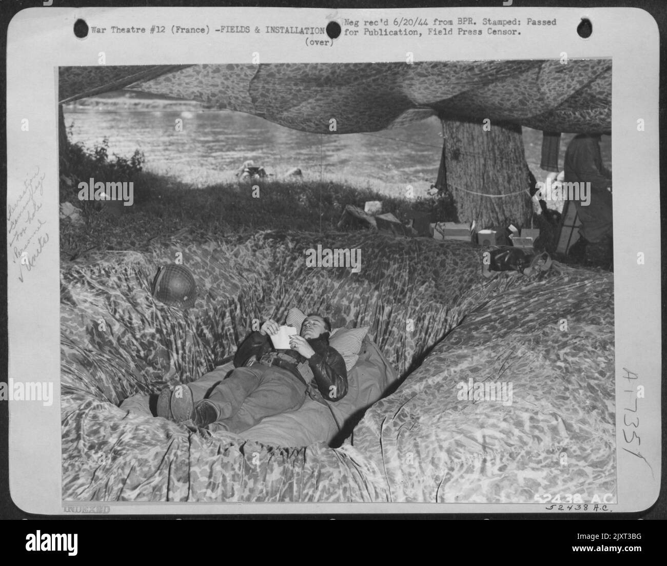 Camouflaged foxhole hi-res stock photography and images - Alamy