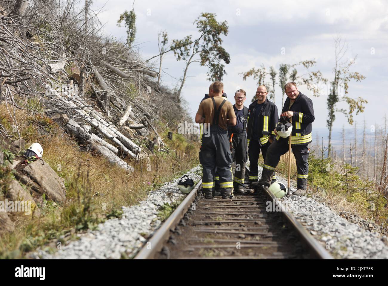 Wurmberg, Germany. 07th Sep, 2022. Firefighters stand on the railroad ...