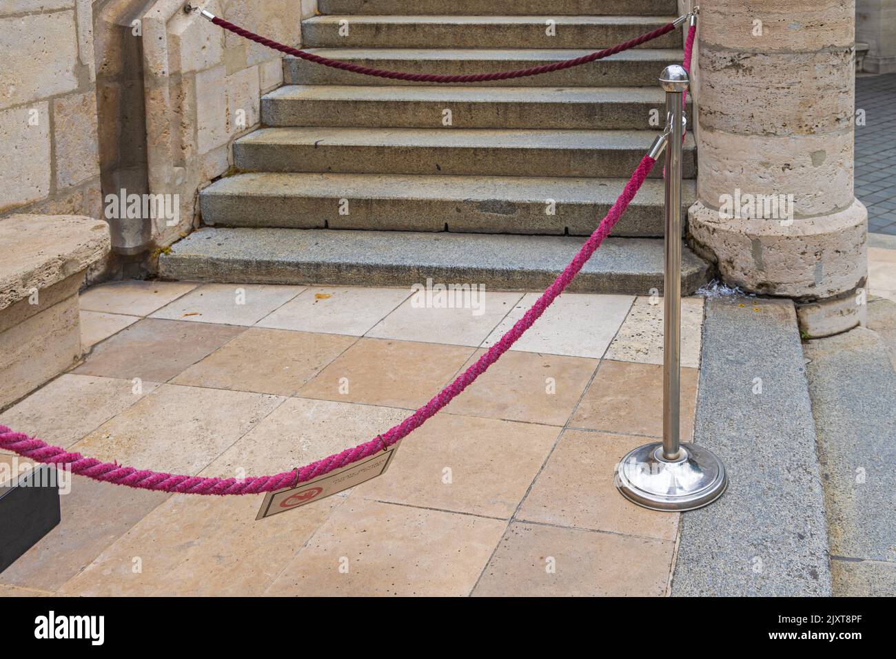 Stanchion with red rope hi-res stock photography and images - Alamy