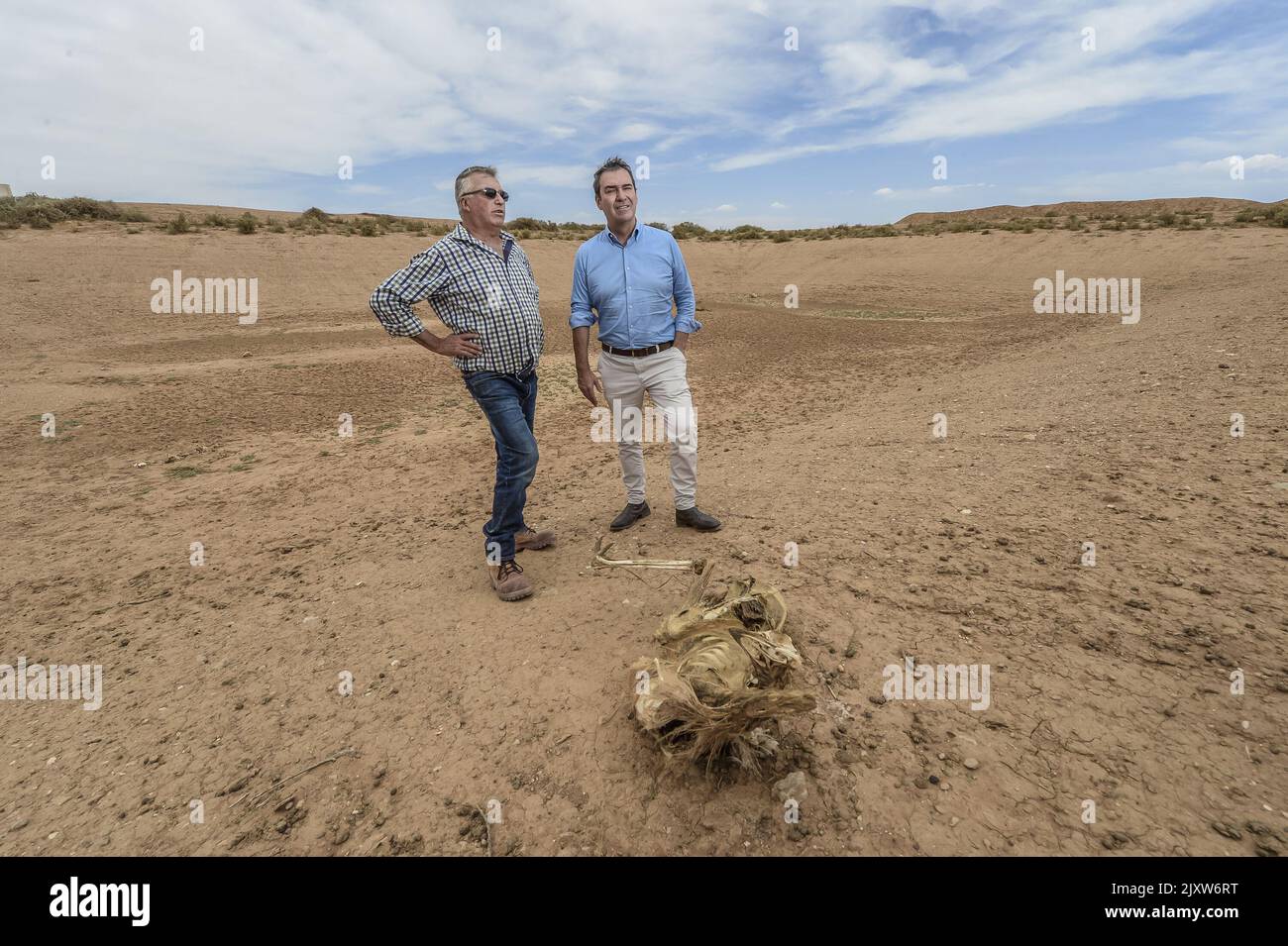 Premier of South Australia Steven Marshall with Pasturalist Kym Riggs ...