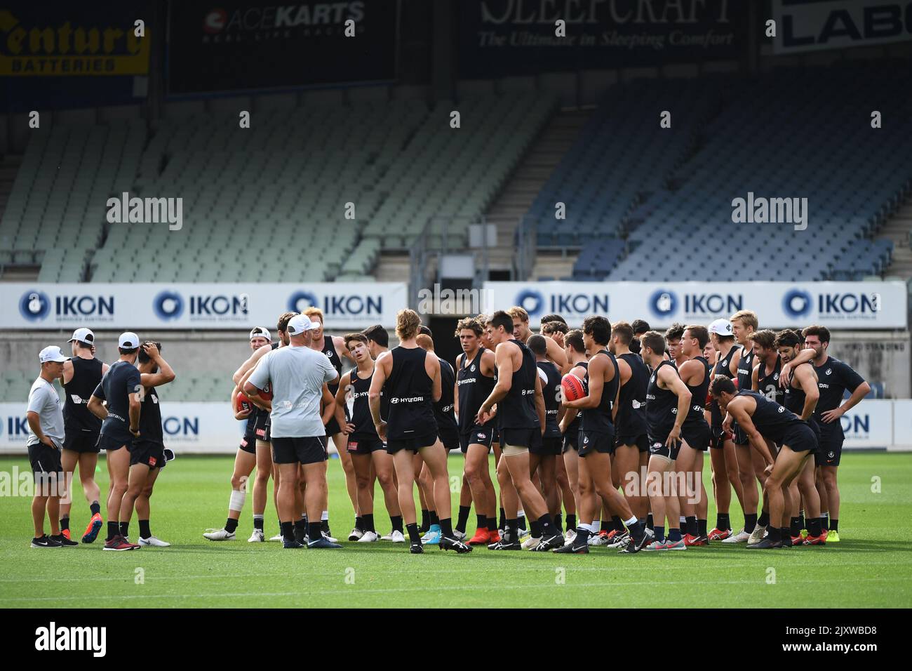 Blues players speak with coaching staff during the Carlton football ...