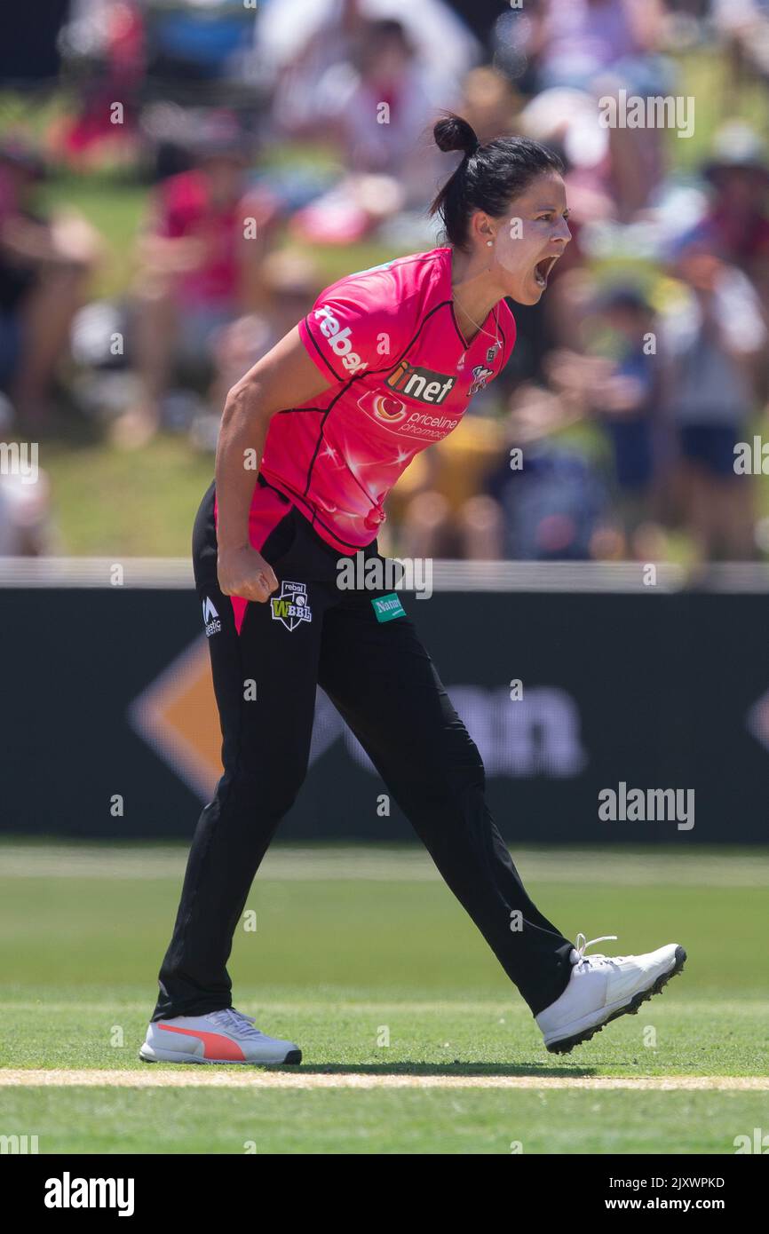 Marizanne Kapp of the Sixers takes the wicket of Heat's Sammy Jo ...