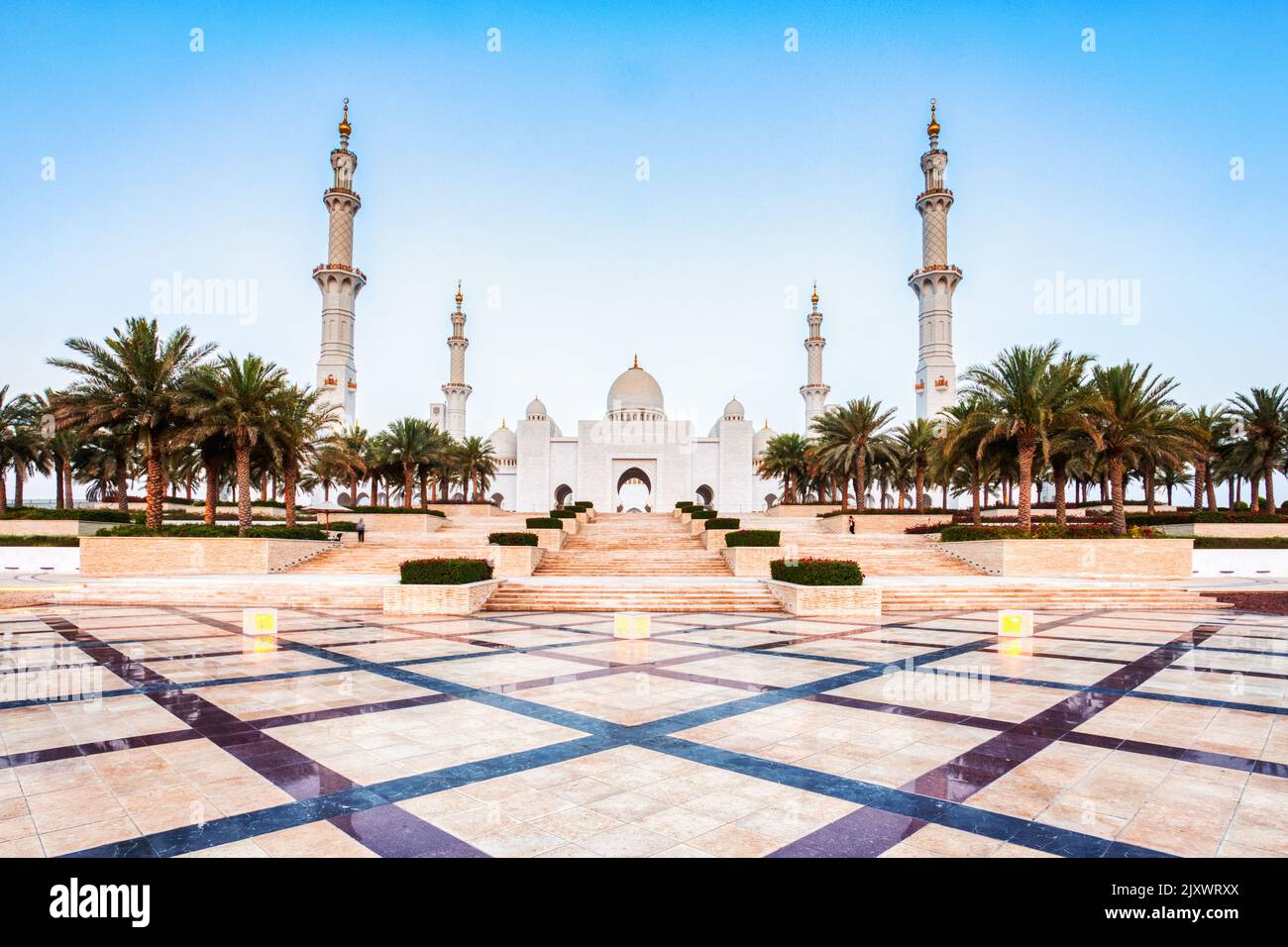 Sheikh Zayed Grand Mosque aat Sunrise, Abu Dhabi, UAE Stock Photo - Alamy