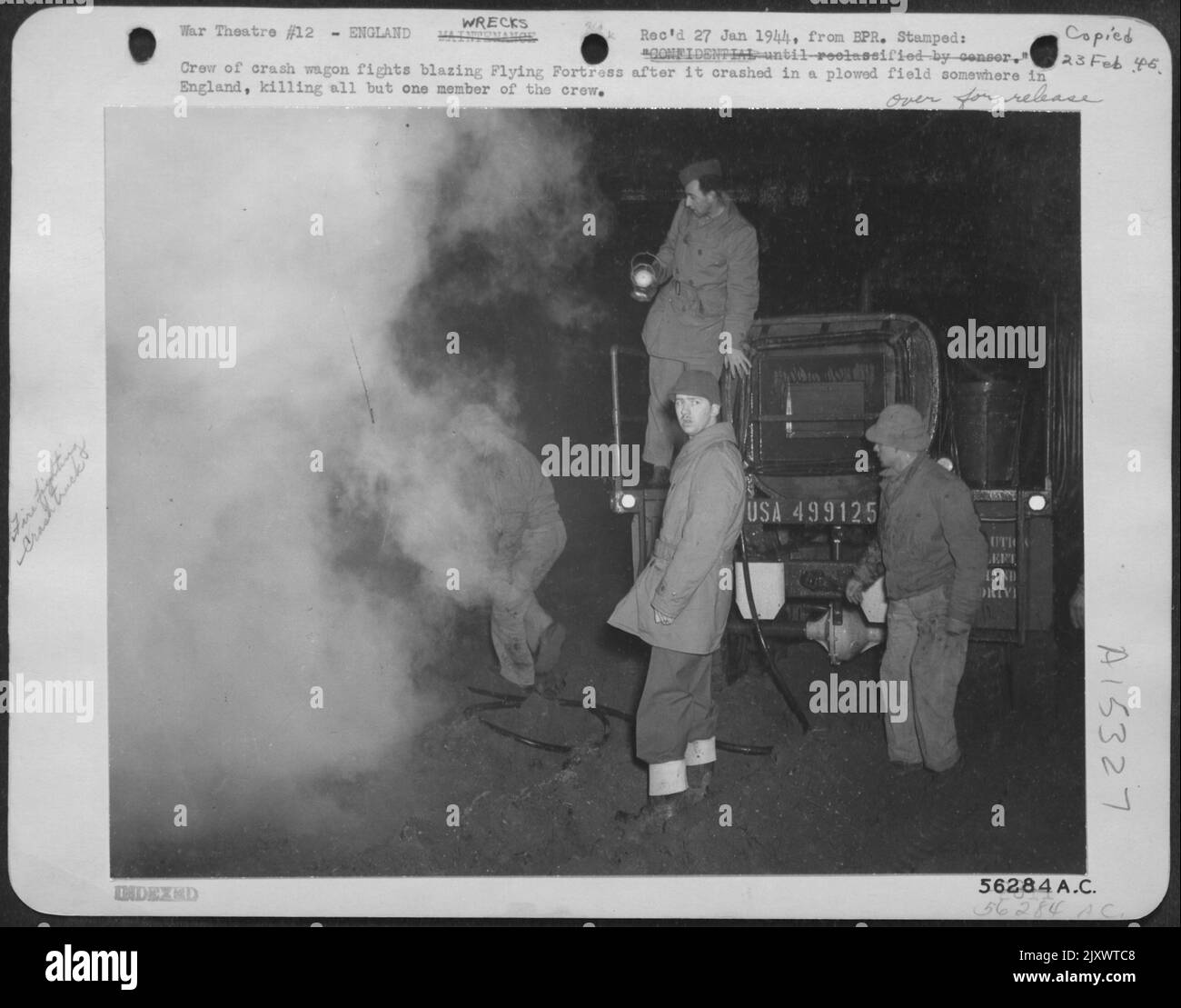 Crew of crash wagon fights blazing Flying ofrtress after it crashed in ...